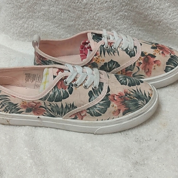 Divided | Shoes | Divided Brand Tropical Pink Print Womenyouth Sneakers ...